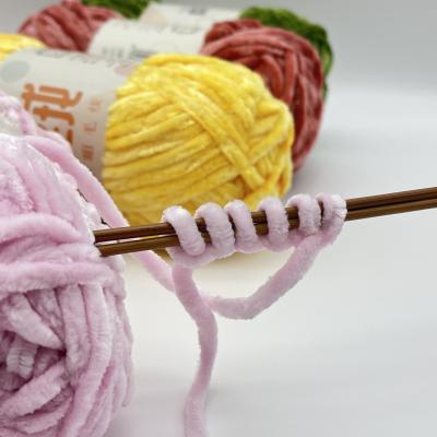 Chine Le fil 100% de Chenille de velours de polyester a adapté le fil aux besoins du client coloré teint de crochet à vendre