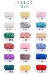 Chine Le fil 100% de Chenille de velours de polyester a adapté le fil aux besoins du client coloré teint de crochet à vendre