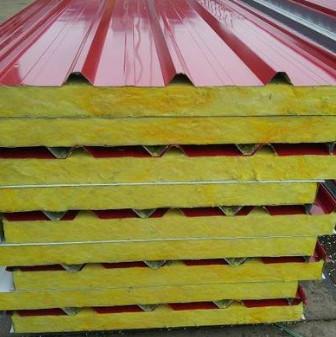 China Waterdicht branddicht glaswol dak sandwichpaneel voor geïsoleerd gebouw Te koop