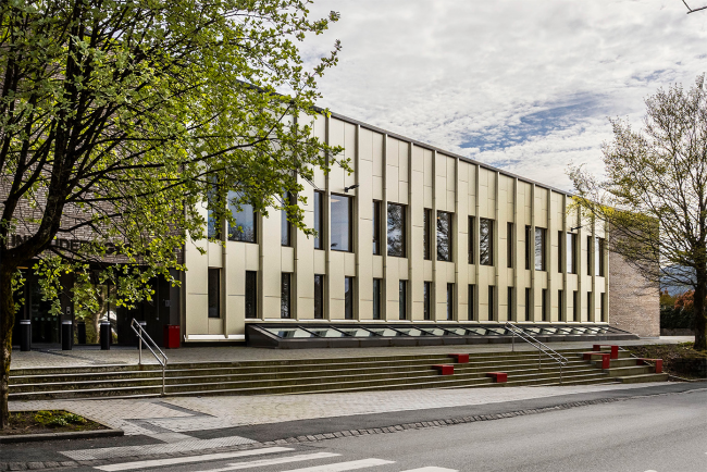 The appropriate fire rating, panel structure, coating and installation system should be selected according to local building regulations and project requirements.