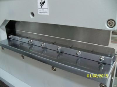 Κίνα Μηχανή κοπής με ακρίβεια PCB V για LED πλακέτες αλουμινίου με ρύθμιση ύψους κάτω από το μαχαίρι προς πώληση