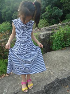 Cina I vestiti a strisce blu dall'estate della bambina dell'età 5 lungamente piegano l'OEM del vestito dal nodo delle ragazze in vendita