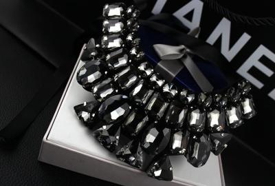 Cina Collana del collare del cristallo di rocca di scintillio degli accessori del costume di ballo per la decorazione di prestazione in vendita