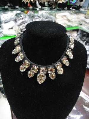 Cina Collana brillante decorativa della busbana francese del cristallo di rocca di forma di foglia degli accessori di usura di ballo in vendita