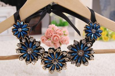 Cina Collana dorata del collare del fiore del bordo di ballo degli accessori blu operati di usura con il cristallo bordato in vendita