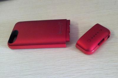 中国 2600mAh 細い Apple Iphone 5S のための携帯用太陽動力を与えられた電話充電器の例 販売のため