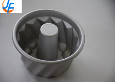 Cina RK Bakeware China Foodservice NSF Glaze Aluminum Fluted Bundt Cake Pan in vendita