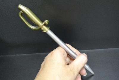 Cina Penna a sfera del metallo di stile della spada, penna a sfera ritrattabile su misura 18cm in vendita