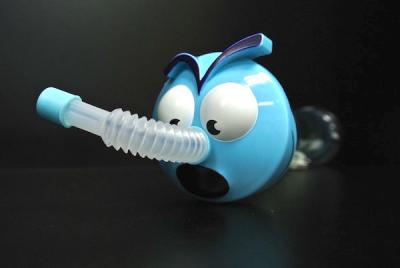 Cina Bottiglia di acqua blu lunga di Caterpillar, bottiglia di acqua animale per i bambini 35*6*5cm in vendita