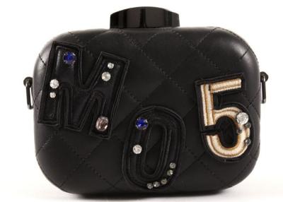Cina La borsa imbottita della frizione dell'oro e del nero a forma di scatola con le lettere decora in vendita