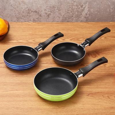 Cina Le pentole di prezzo franco fabbrica 12/14/16 di padella multicolore di cm non attaccano le padelle di Mini Pans Eggs Cooking Pan con la maniglia della bachelite in vendita