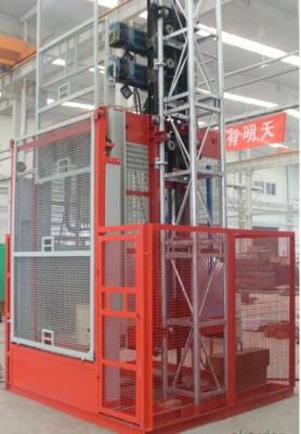 China Elevador del alzamiento de la construcción con tecnología del tratamiento térmico de la capacidad de cargamento 800KG en venta