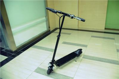 中国 黒い充電電池が付いている省エネの便利で永続的な電気スクーター 販売のため