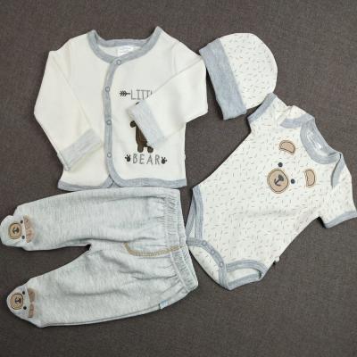 Cina Il piccolo abbigliamento del neonato mette la manica lunga 4pcs con servizio dell'OEM di forma dell'orso in vendita