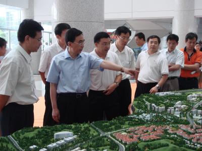 중국 조명된 외관과 복합 용도 단지를 갖춘 미래 지향적인 유리 마천루의 건축 모형 판매용