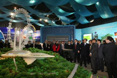 중국 조명된 외관과 복합 용도 단지를 갖춘 미래 지향적인 유리 마천루의 건축 모형 판매용