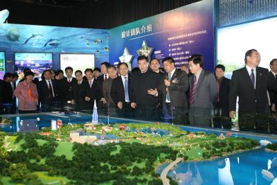 중국 조명된 외관과 복합 용도 단지를 갖춘 미래 지향적인 유리 마천루의 건축 모형 판매용