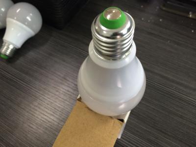 China A lâmpada plástica 3 w do bulbo conduziu 110V/220V/230V/240V à venda