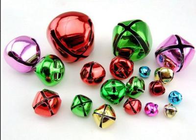 China as decorações pequenas coloridas do feriado dos sinos de tinir da cruz do metal ornament o fornecedor à venda