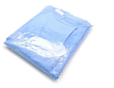 Chine Robe jetable non-tissée imperméable de SMS avec la manchette tricotée à vendre