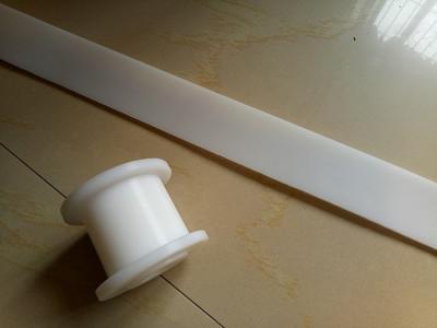 China Piezas moldeadas plástico de alto impacto de encargo blanco de la fuerza de la tira de las piezas UHMWPE del plástico en venta