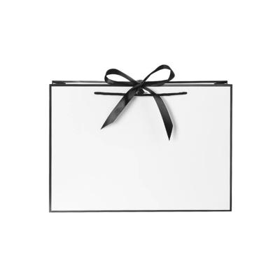 Cina Logo di lusso su ordinazione all'ingrosso della porcellana di prezzo franco fabbrica il piccolo ha riciclato le borse di carta del regalo di Kraft con le maniglie in vendita