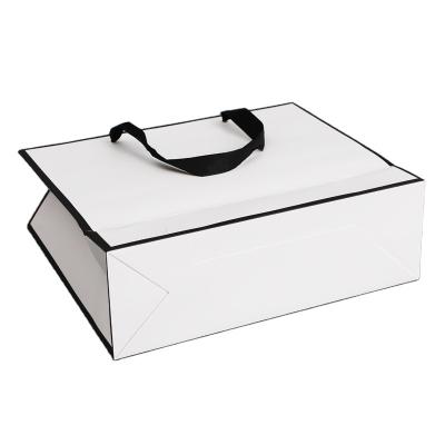 Cina I vestiti neri di lusso su ordinazione immagazzinano il regalo Carry Bags Boutique Shopping Paper di confezione per la vendita al dettaglio insacca con il vostro proprio logo in vendita