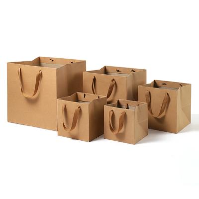 Cina Sacchi di carta stampati su ordinazione di Kraft con le maniglie, regalo personale bianco dei sacchi di carta di Brown in vendita