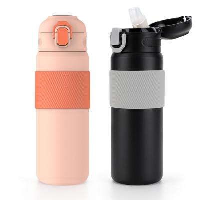 China 21 oz roestvrijstalen vacuümfles 600 ml thermosfles met isolatie met siliconen stroofdeksel Te koop