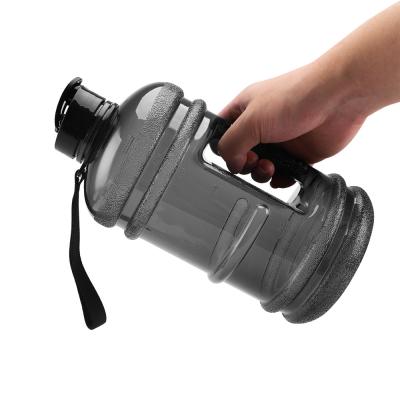 China Warm te verkopen Plastic sport waterfles met grote capaciteit Draagbare fitnesspot met flap deksel Te koop