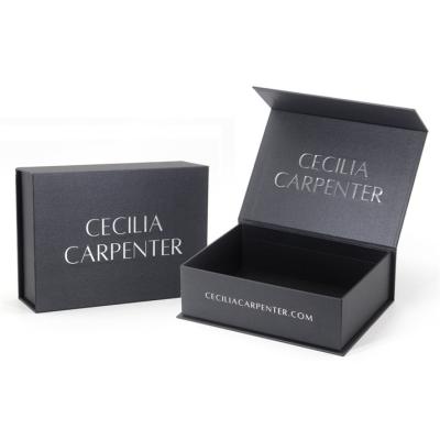 Cina confezionamento della scatola regalo magnetica grigia con logo argentato personalizzato in vendita
