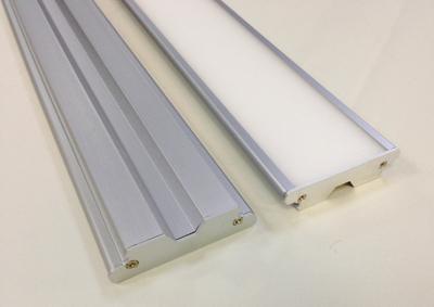 Cina Il LED piano Batten accende l'alta luminosità sospesa 1200mm 18W in vendita