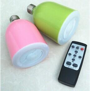 Cina Altoparlante principale di Bluetooth con radio della lampada della lampada di RGB della lampada di RGB principale della radio, dell'altoparlante e della lampada in vendita