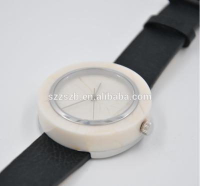 Cina Orologio di marmo bianco dell'avorio elegante di tuffo, orologio di pietra esile del quarzo con cuoio genuino in vendita