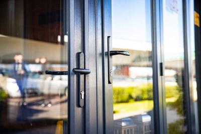 Chine Portes pliantes en aluminium manuelles / automatiques revêtement en poudre pour entreprise à vendre