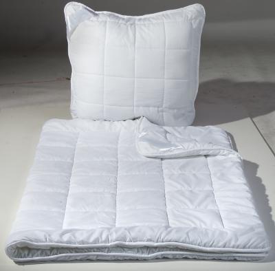 China Polyester Hypo-allergenic Microfiber Quilt / Pillow Bedding Set Binding for 4 Season for sale