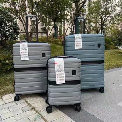 Cina Manufacturer Custom Airplane Trolley Portable Outdoor Fashion Hard Shell PP Travel Luggage Sets in vendita