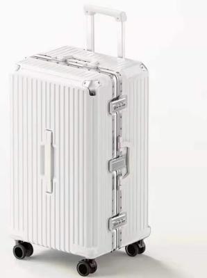 Cina Factory Supplier Multi-Functional Aluminum Frame Luggage Box Hook Suitcases TSA Lock Luggage Case With USB Socket Cup in vendita