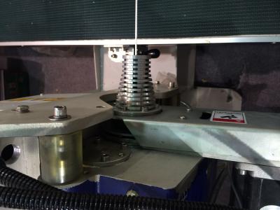 중국 가동 가능한 거품을 위한 복잡한 진공 테이블 유형 전류를 고주파로 변환시키는 잎 윤곽선 절단기 판매용