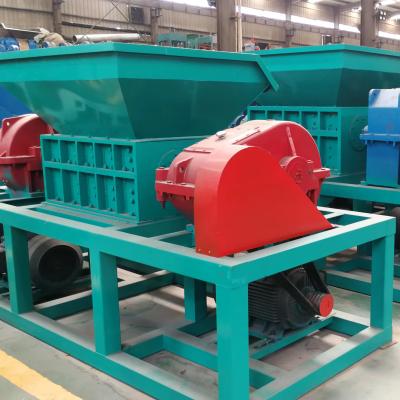 Chine Déchiqueteuse à double puissance pour le recyclage des déchets en caoutchouc boîte à papier à palettes en bois double arbre à vendre