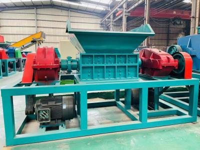 Chine Déchiqueteuse à double puissance pour le recyclage des déchets en caoutchouc boîte à papier à palettes en bois double arbre à vendre