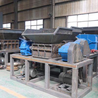 Chine Déchiqueteuse à double arbre pour les déchets de PET bouteille d'eau minérale racine d'arbre avec 220V 380V tension à vendre