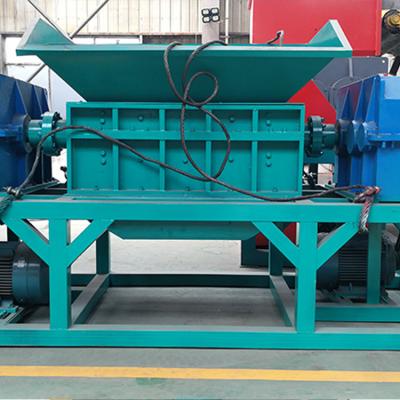 Chine Déchiqueteuse à double arbre pour briquettes en boîte Car Shell 220V 380V à 2100x1000x1650MM à vendre
