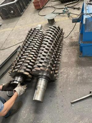 Chine Déchiqueteuse à double arbre pour briquettes en boîte Car Shell 220V 380V à 2100x1000x1650MM à vendre