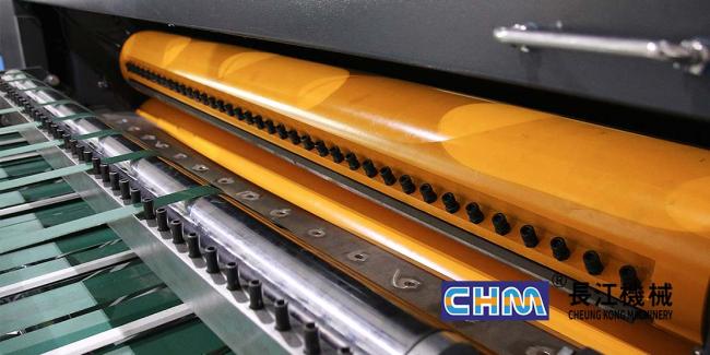 High precision synchronic-fly cutting unit