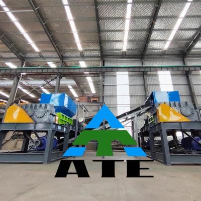 Chine Déchiqueteuse à double arbre de 30 kW pour le déchiquettage des déchets de plastique dans les usines de recyclage de pneus à vendre
