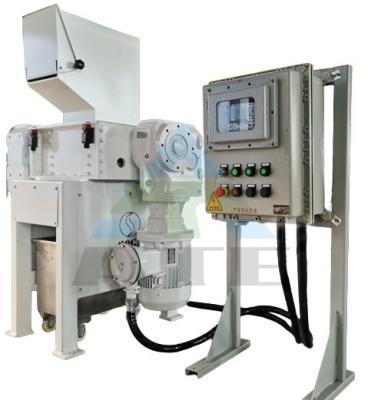 Chine Machine à déchiqueter à quatre arbres pour les déchets de verre réfrigérateur palettes bouteille pour animaux de compagnie tambour métal plastique film de bouteille en bois à vendre