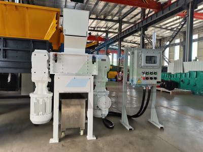 Chine Machine à déchiqueter à quatre arbres pour les déchets de verre réfrigérateur palettes bouteille pour animaux de compagnie tambour métal plastique film de bouteille en bois à vendre