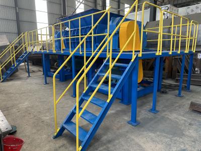 Chine Déchiqueteuse à double arbre pour le recyclage des métaux plastiques 5000 kg Poids 1-10 cm Produit final à vendre