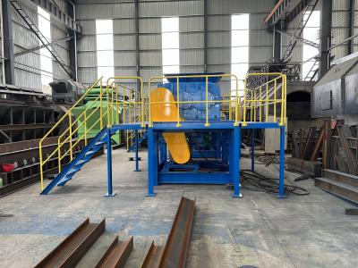 Chine Déchiqueteuse à double arbre pour le recyclage des métaux plastiques 5000 kg Poids 1-10 cm Produit final à vendre